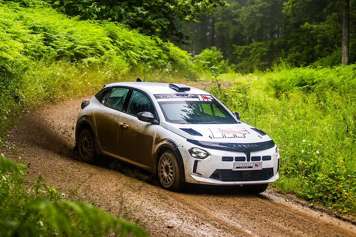 La nouvelle Lancia Ypsilon Rally 4 HF réglée par un ancien champion du ...