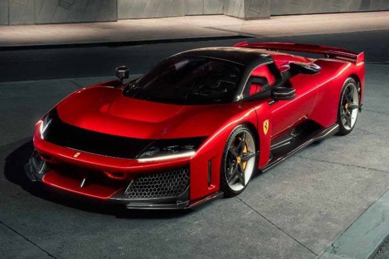Lewis Hamilton tests the Ferrari F80: "it's the fastest road car ...