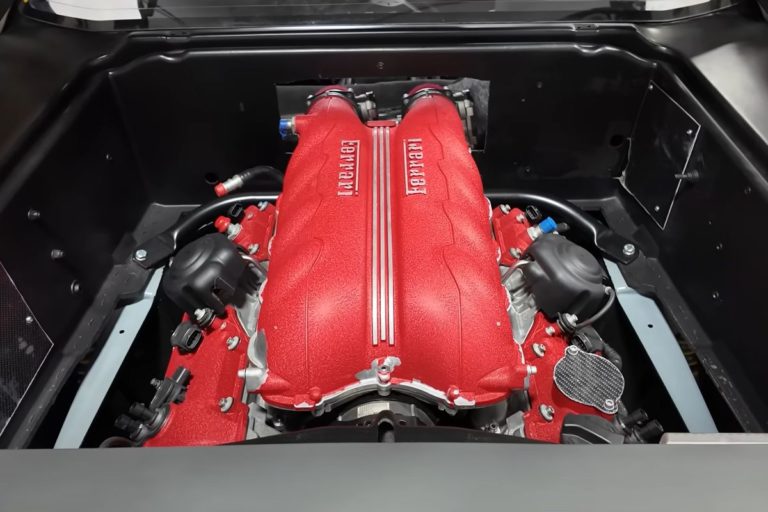 A DeLorean with a Ferrari V8 engine: performance finally worthy of this ...