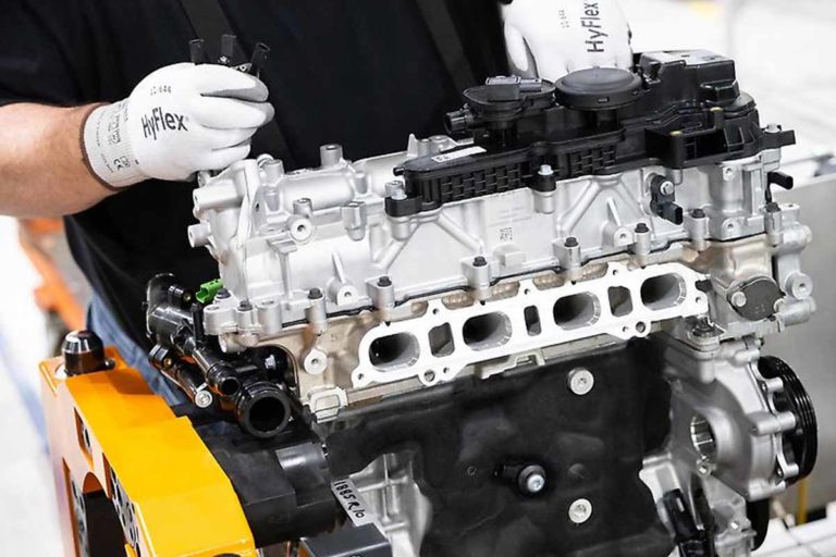 The "new" hybrid engine from Stellantis, inaugurated in the USA, will ...