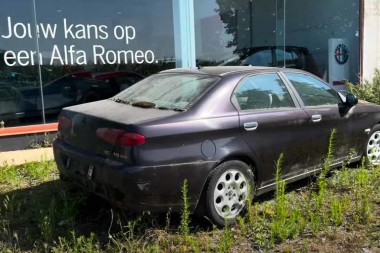Ce garage Alfa Romeo abandonné, rempli de modèles mythiques, cache une ...