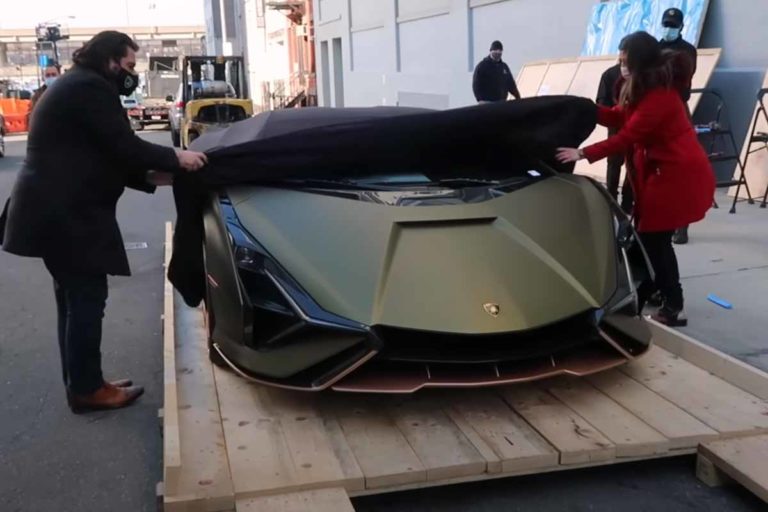 The improbable delivery of a Lamborghini Sián at 3.2 million $, in a ...