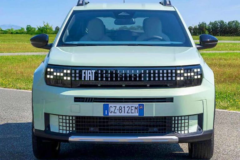 Fiat reprend des couleurs grâce à la Grande Panda, qui entre dans le ...
