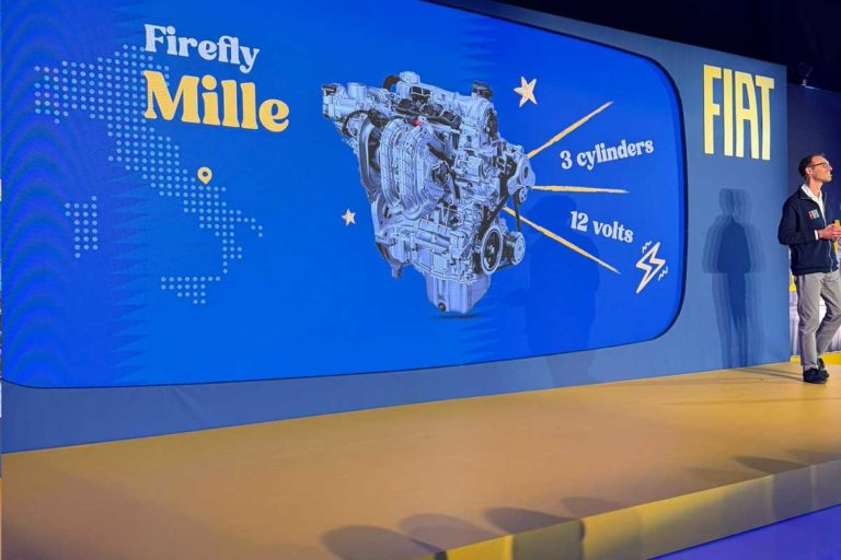 Stellantis: Fiat engine plant workers demonstrate "engines made here ...