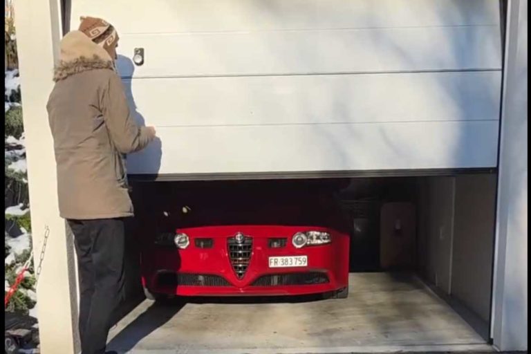 Mostra il motore della nuova Alfa Romeo Junior... poi tira fuori dal ...