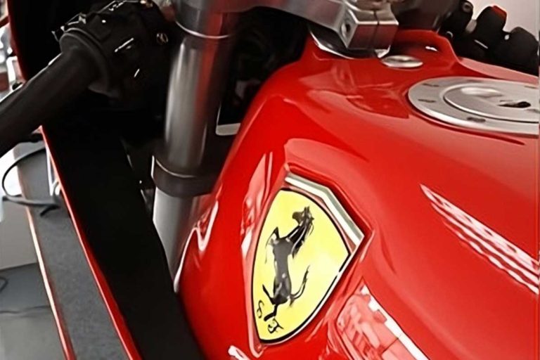 Ferrari 900 : voici la seule moto officiellement autorisée à porter l ...