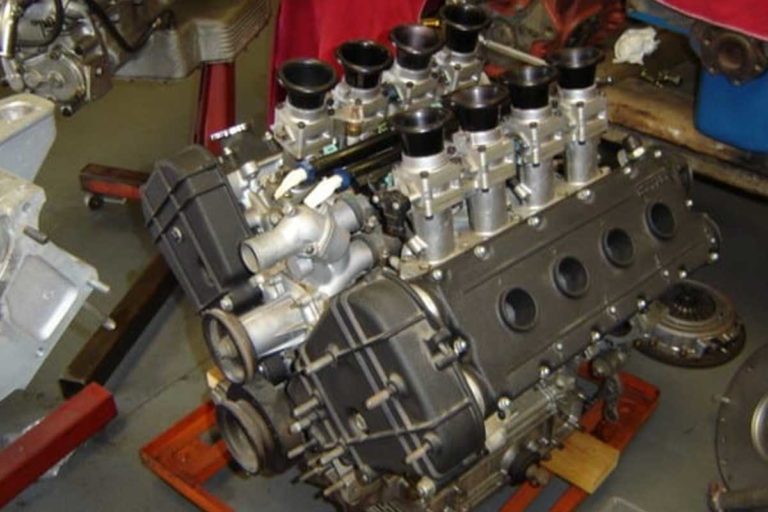 Dieser Ferrari 308 GTS ist mit seinem V8-Motor mit Kompressor wie aus ...